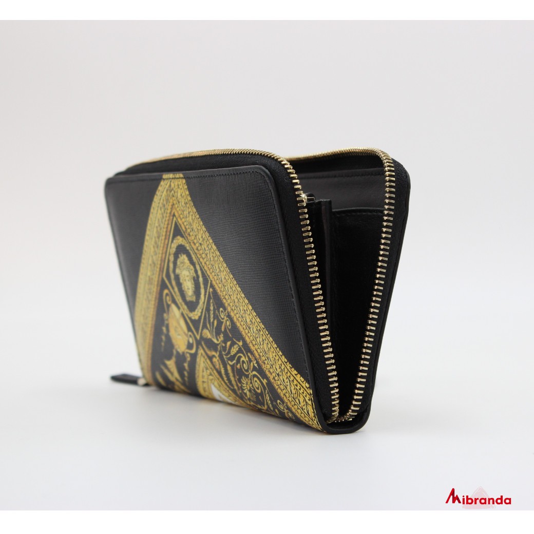 Cartera de VERSACE, negra con estampado.