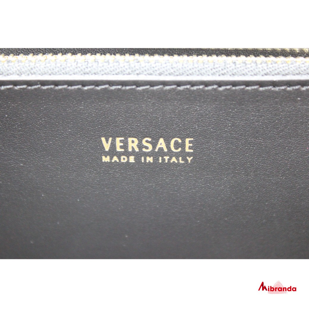 Cartera de VERSACE, negra con estampado.
